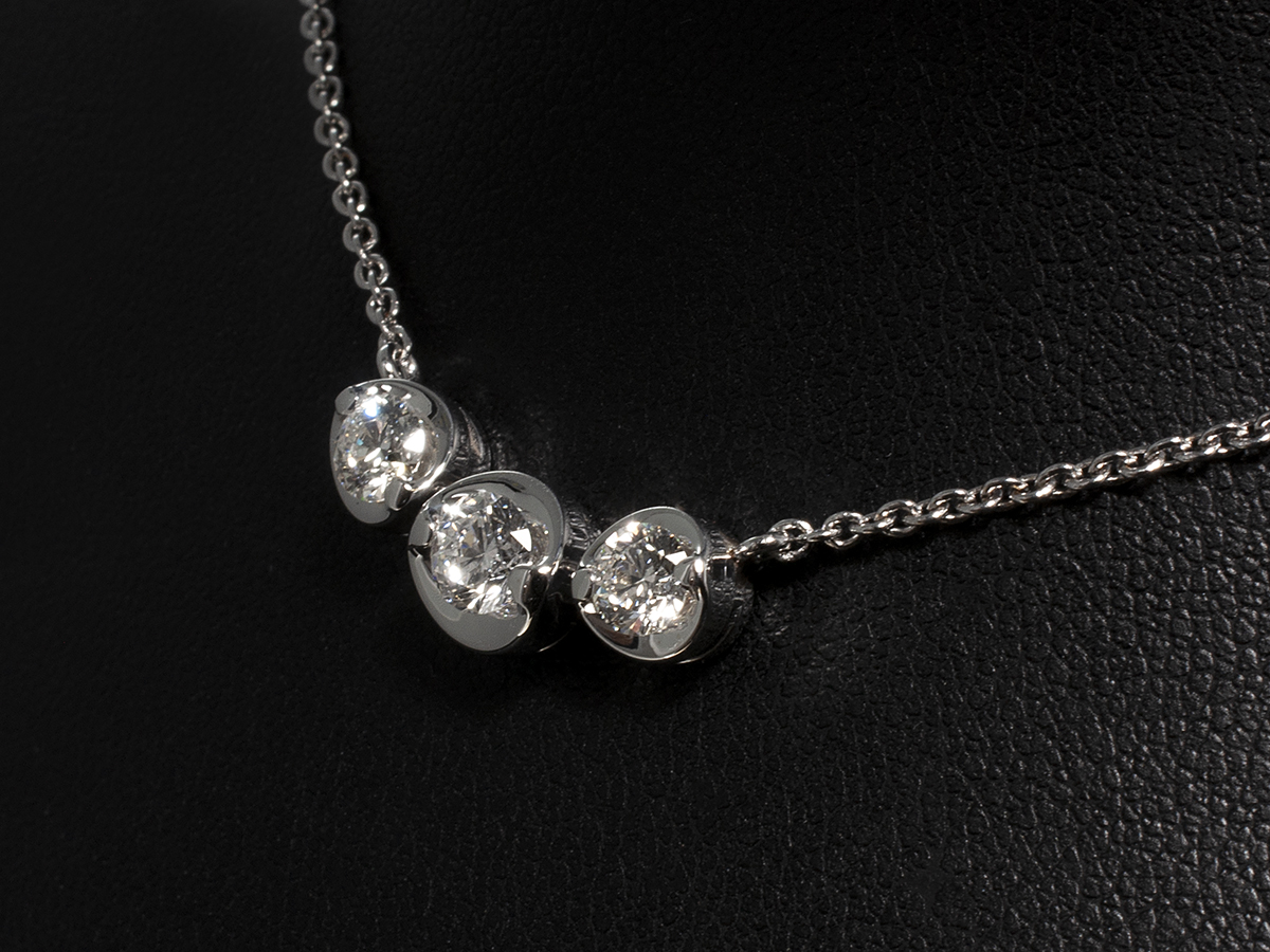 18kt White Gold 2 Claw Set Trilogy Design Pendant Round Brilliant Cut ...